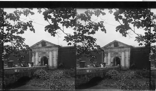 The Puerta del Parian Gate To The Walled City, Manila. Philippine ...