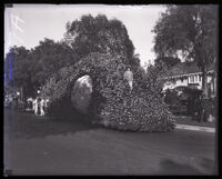 Beverly Hills float with actress Doris Deane in the Tournament of Roses ...