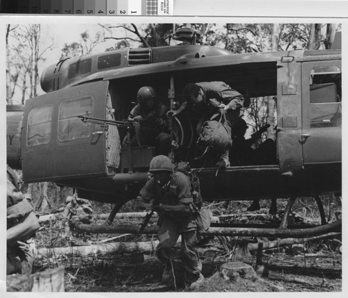Soldiers disembarking from helicopter - Vietnam — Calisphere