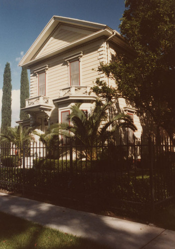 Minter house on 322 W. 3rd St. in 1983 — Calisphere