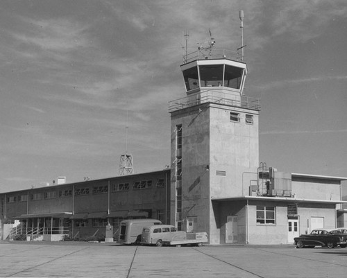 Control tower at the Marine Corps Air Station, El Toro — Calisphere