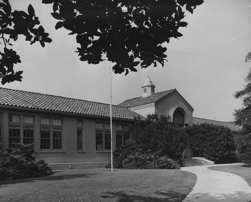 John Muir Elementary School at 1335 E. Fourth Street — Calisphere