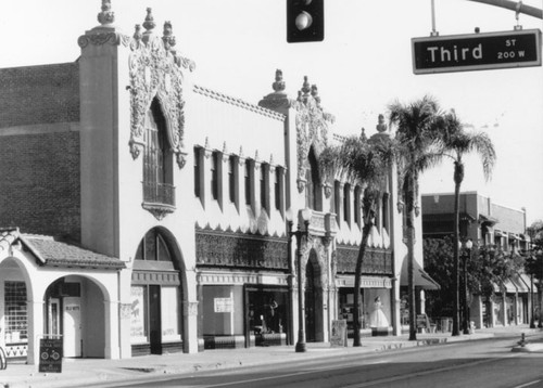 View of the Santora Building on 2nd and Broadway in 1993 — Calisphere