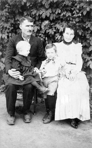 Jesse Grant Pattee Family, Eshom Valley, Calif., ca 1902 — Calisphere