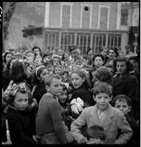 [Puget-Théniers: Isabel Pell in crowd of children] — Calisphere