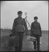 Troops [Soldiers carrying suitcase and package] — Calisphere