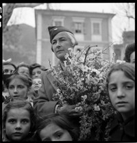 [Puget-Théniers: Isabel Pell with flowers and children] — Calisphere