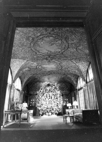 Harold Lloyd mansion Christmas tree — Calisphere