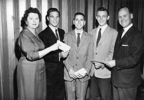 12 Valley students win cash prizes — Calisphere