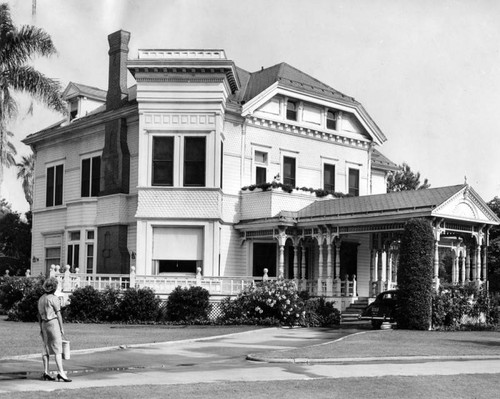 One of old Doheny homes, 21 Chester Place — Calisphere
