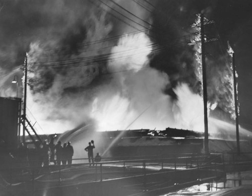 Raging oil tank fire may burn for 20 hours! — Calisphere