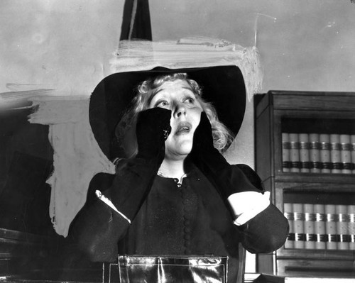 Mae Murray on witness stand — Calisphere
