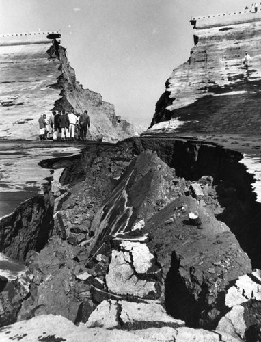 Walls that failed to hold back disaster — Calisphere