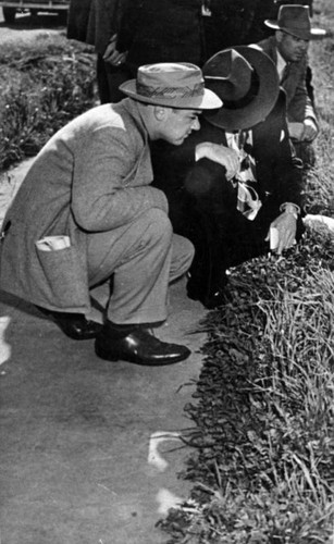 Reporters at murder scene — Calisphere