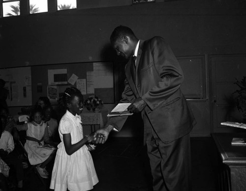 Councilman Tom Bradley presents reading award to students — Calisphere