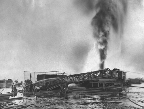 Oil well fire topples tower of steel — Calisphere