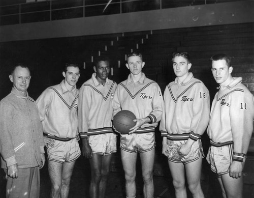 Tiger cagers await Husky visit — Calisphere