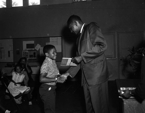 Councilman Tom Bradley presents reading award to students — Calisphere