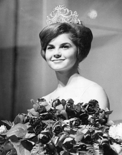 Queen poses-bottom photo — Calisphere