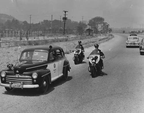 How motorcycle police stop speeding motorists — Calisphere