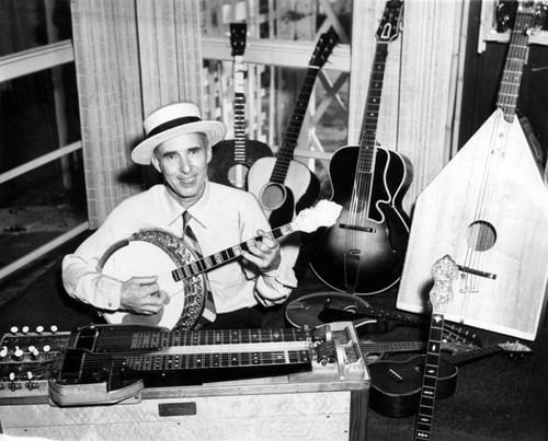 N.H. man makes treble clef sign look even more like $ — Calisphere