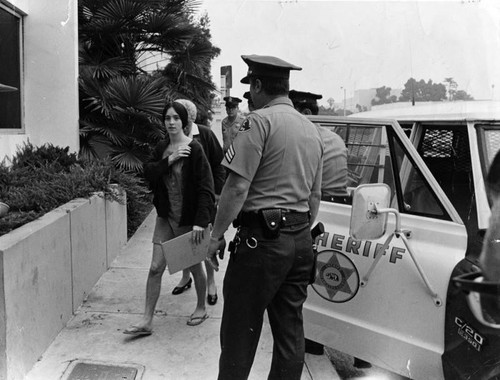 Susan Atkins entering court building — Calisphere