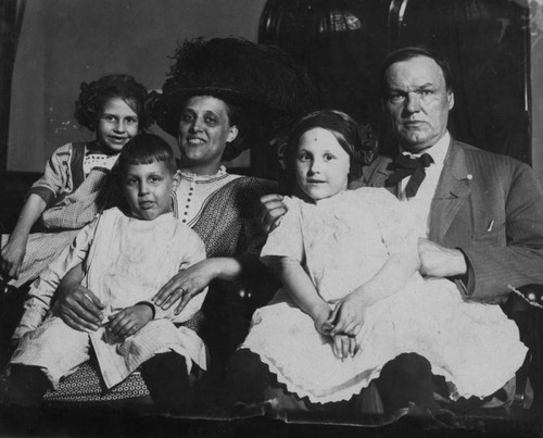 Clarence Darrow with family during bombing trial — Calisphere