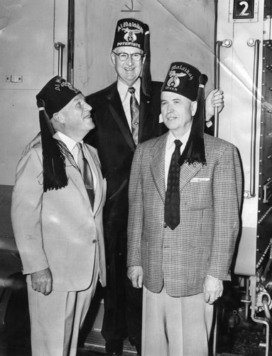 Al Malaikah 2000 strong on caravan — Calisphere