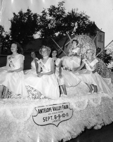 Queen rides her float — Calisphere