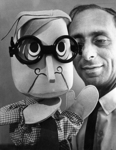 This professor pulls strings - but just to enchant people — Calisphere