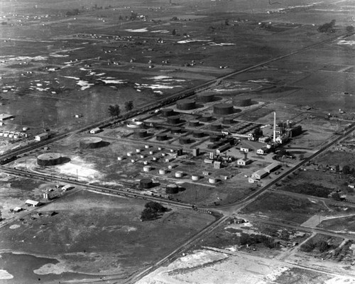 Aerial of Richfield Oil refinery, view 1 — Calisphere