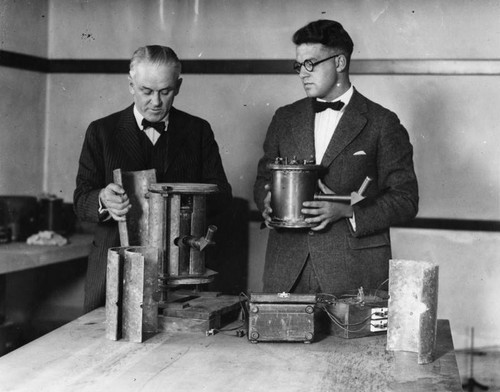 Dr. Millikan with electroscope — Calisphere