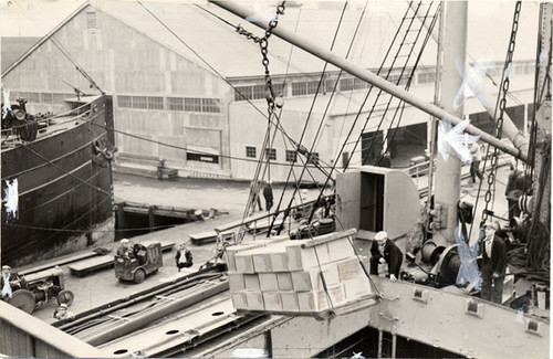 [Longshoremen loading and unloading cargo] — Calisphere