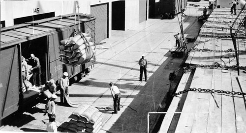 [Longshoremen at work loading and unloading] — Calisphere