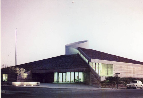Exterior of University Park Library, 1975 — Calisphere