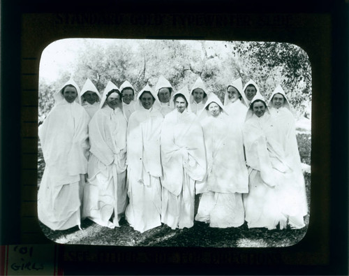 Pomona College class of 1901 women in costume — Calisphere