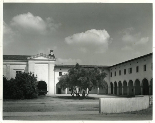 Courtyard of Frary Dining Hall, Pomona College — Calisphere