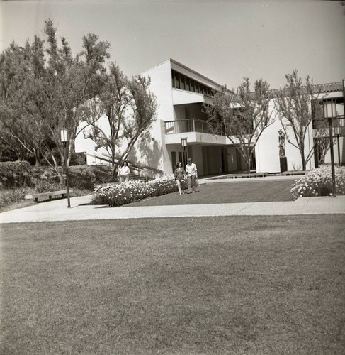 Bette Cree Edwards Humanities Building, Scripps College — Calisphere