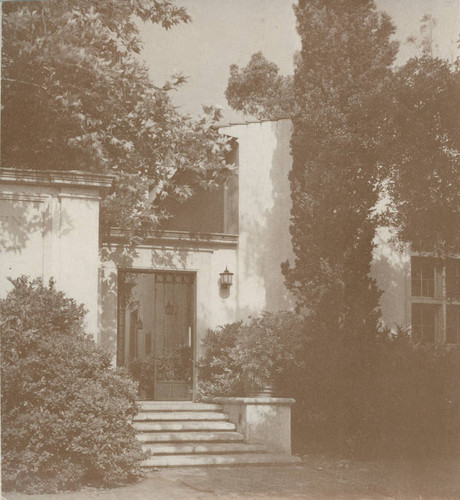Harper Hall courtyard gate, Claremont Graduate University — Calisphere