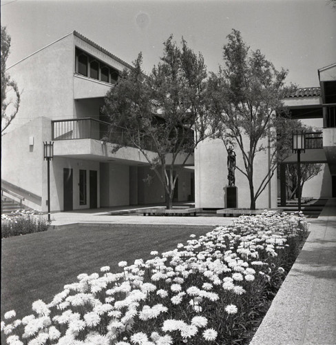 Bette Cree Edwards Humanities Building courtyard, Scripps College ...