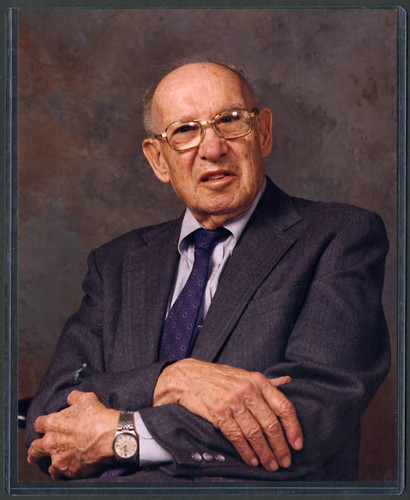 Color portrait photograph of Peter Drucker, arms folded — Calisphere