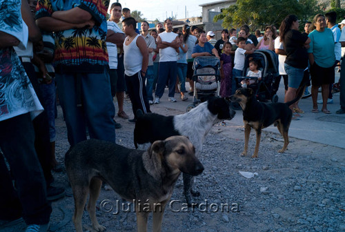 Crime scene crowd, Juárez, 2008 — Calisphere