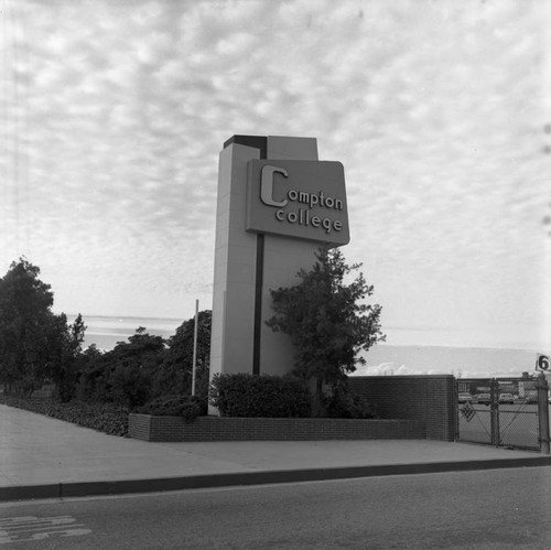 Compton College signage at a campus entrance, Compton, 1972 — Calisphere