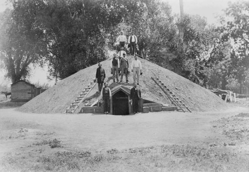 Mechoopda Indian sweat house — Calisphere