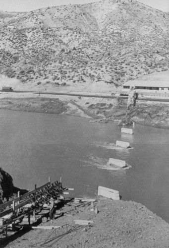 Flood damage during the construction of Shasta Dam — Calisphere