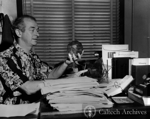 Linus Pauling with crystal model — Calisphere