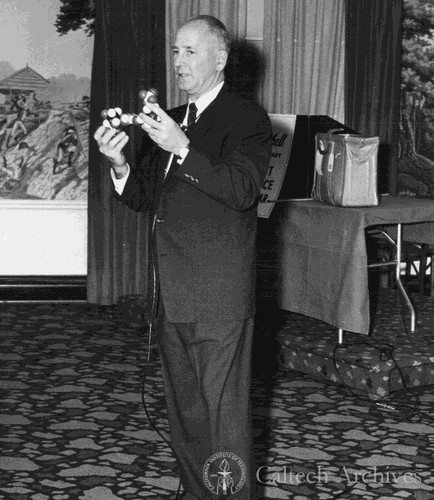 George Beadle giving a talk at ACS — Calisphere
