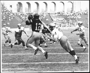 USC Receiver Rod Sherman catching the football in mid-air, 1964 ...