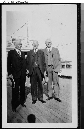 Harry Chandler posing on Los Angeles dock with others — Calisphere