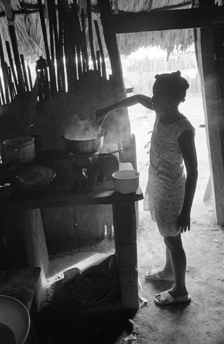 Woman cooking, San Basilio de Palenque, 1976 — Calisphere